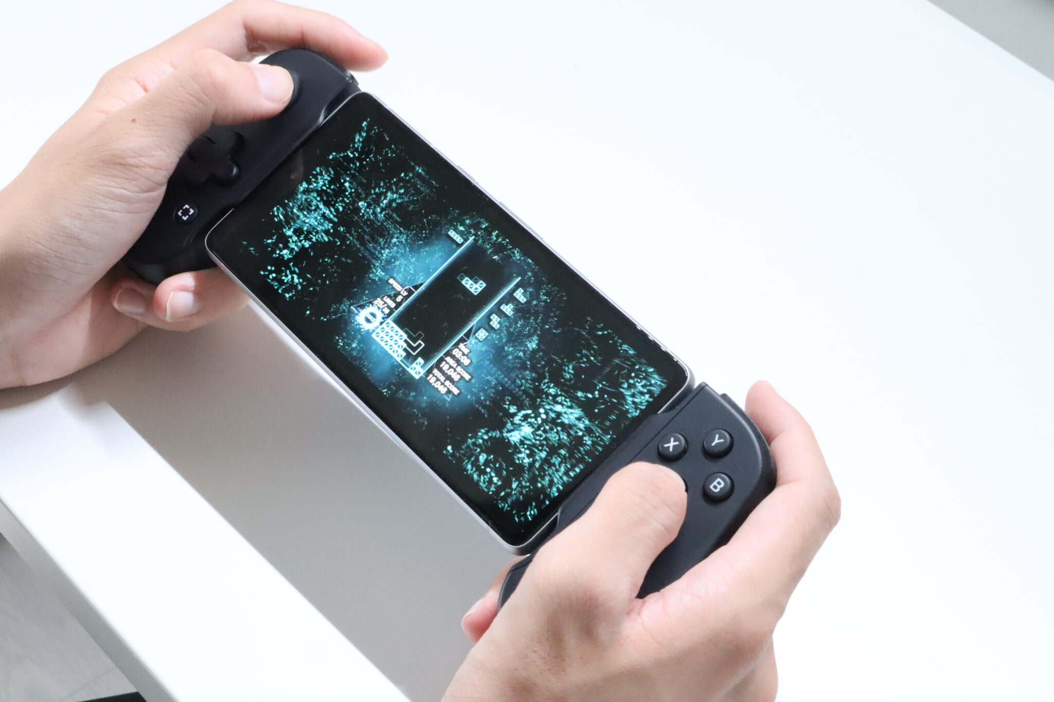 iOS/Android用コントローラー【Backbone One】をレビュー。手持ちのスマートフォンがゲーム機に大変身！ | PR | めてろぐ