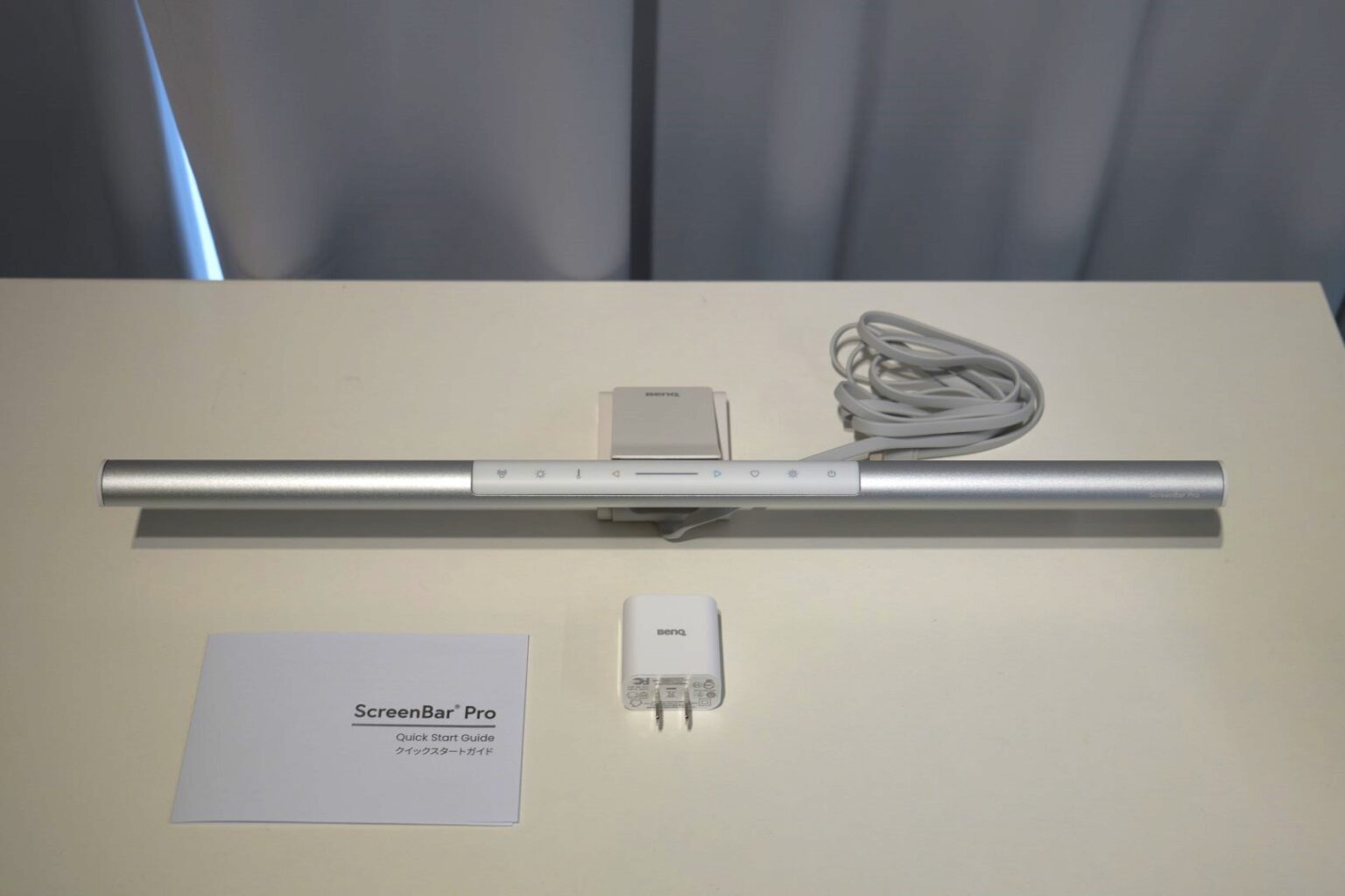 モニターライト【BenQ ScreenBar Pro】をレビュー。自動点灯＆白デスクに相性抜群 | PR | めてろぐ